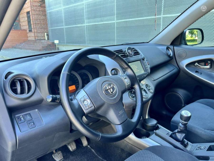 Grey Toyota RAV4 2007 in Marijampole, with an engine capacity of 2.23 L and mileage of 310 thousand km for 2950 €, photo 10 on AUTOMOTO.COM.LV