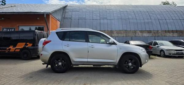 Grey Toyota RAV4 2007 in Valmiera, with an engine capacity of 2.20 L and mileage of 309 thousand km for 2450 €, photo 2 on AUTOMOTO.COM.LV