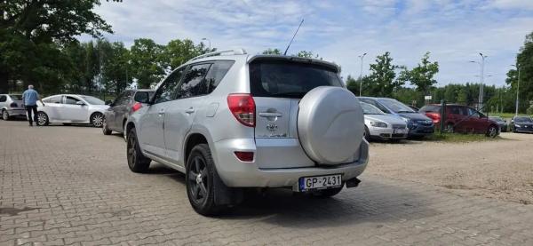 Grey Toyota RAV4 2007 in Valmiera, with an engine capacity of 2.20 L and mileage of 309 thousand km for 2450 €, photo 4 on AUTOMOTO.COM.LV