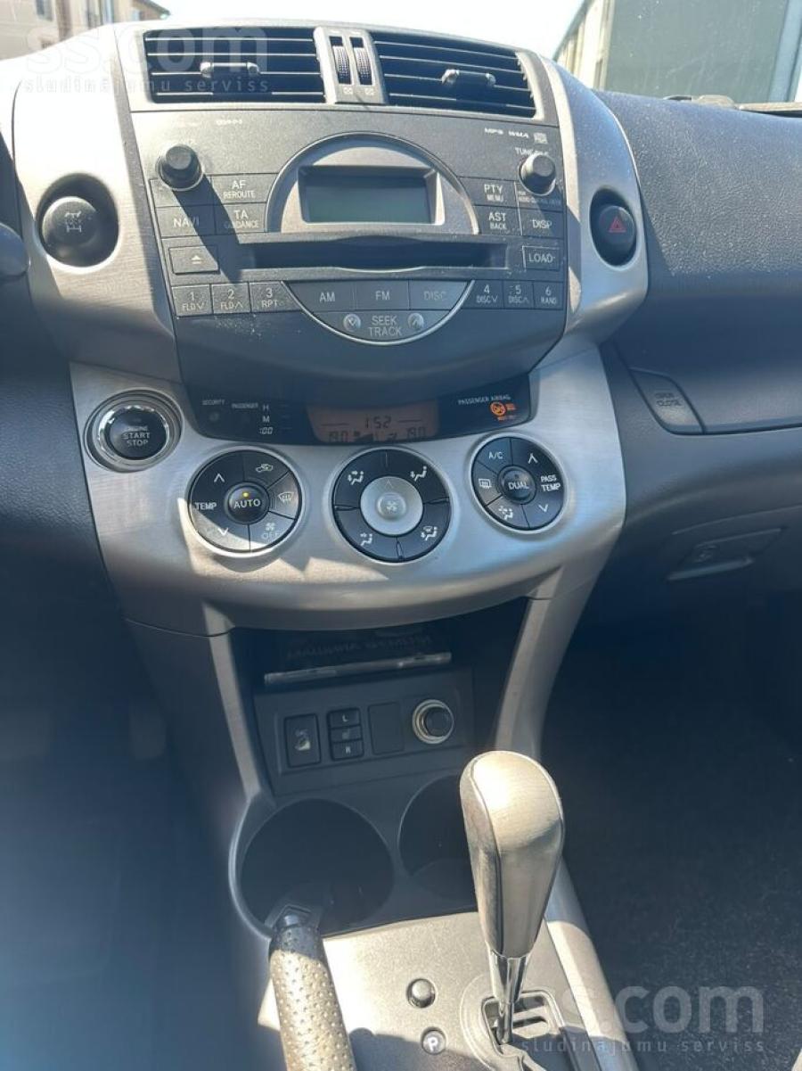 Pelēks Toyota RAV4 2007 Rīga, ar dzinēja tilpumu 2.00 L un nobraukumu 152 tūkst. km par 5900 €, foto 5 vietnē AUTOMOTO.COM.LV