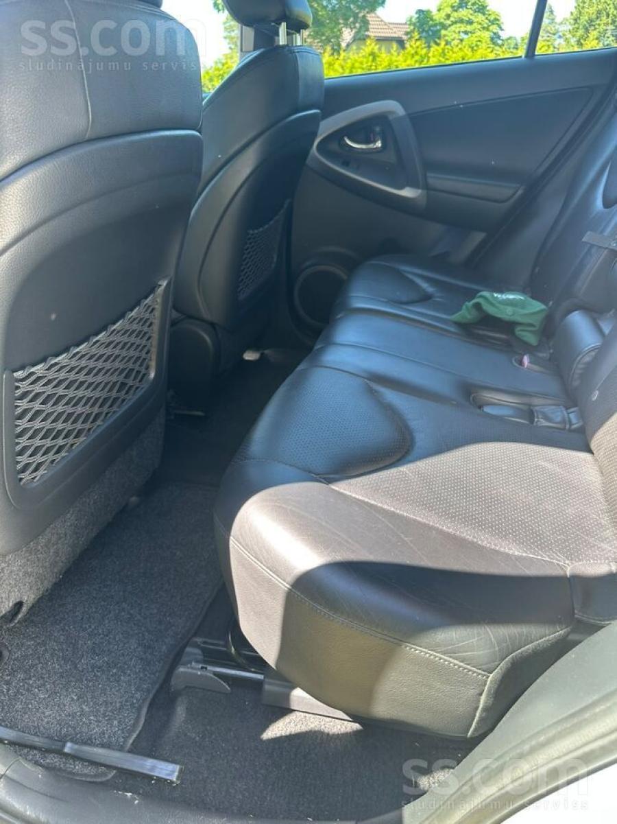 Pelēks Toyota RAV4 2007 Rīga, ar dzinēja tilpumu 2.00 L un nobraukumu 152 tūkst. km par 5900 €, foto 6 vietnē AUTOMOTO.COM.LV