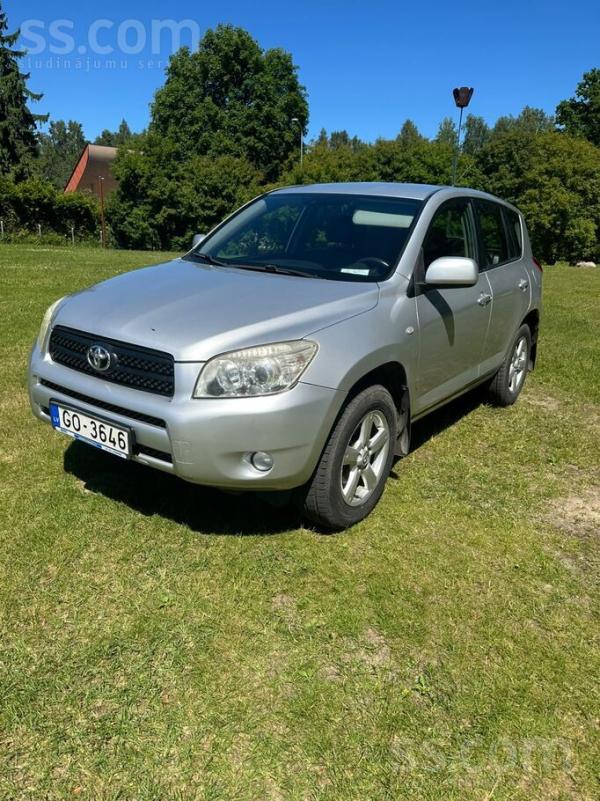 Pelēks Toyota RAV4 2007 Rīga, ar dzinēja tilpumu 2.00 L un nobraukumu 152 tūkst. km par 5600 €, foto 1 vietnē AUTOMOTO.COM.LV