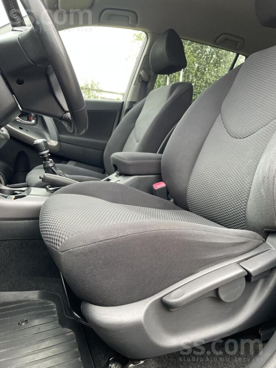 Pelēks Toyota RAV4 2007 Rīga, ar dzinēja tilpumu 2.20 L un nobraukumu 316 tūkst. km par 3500 €, foto 8 vietnē AUTOMOTO.COM.LV