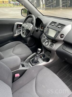 Pelēks Toyota RAV4 2007 Rīga, ar dzinēja tilpumu 2.20 L un nobraukumu 316 tūkst. km par 3500 €, foto 9 vietnē AUTOMOTO.COM.LV