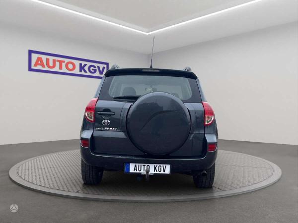 Grey Toyota RAV4 2007 in Vilnius, with an engine capacity of 2.20 L and mileage of 297 thousand km for 4999 €, photo 4 on AUTOMOTO.COM.LV