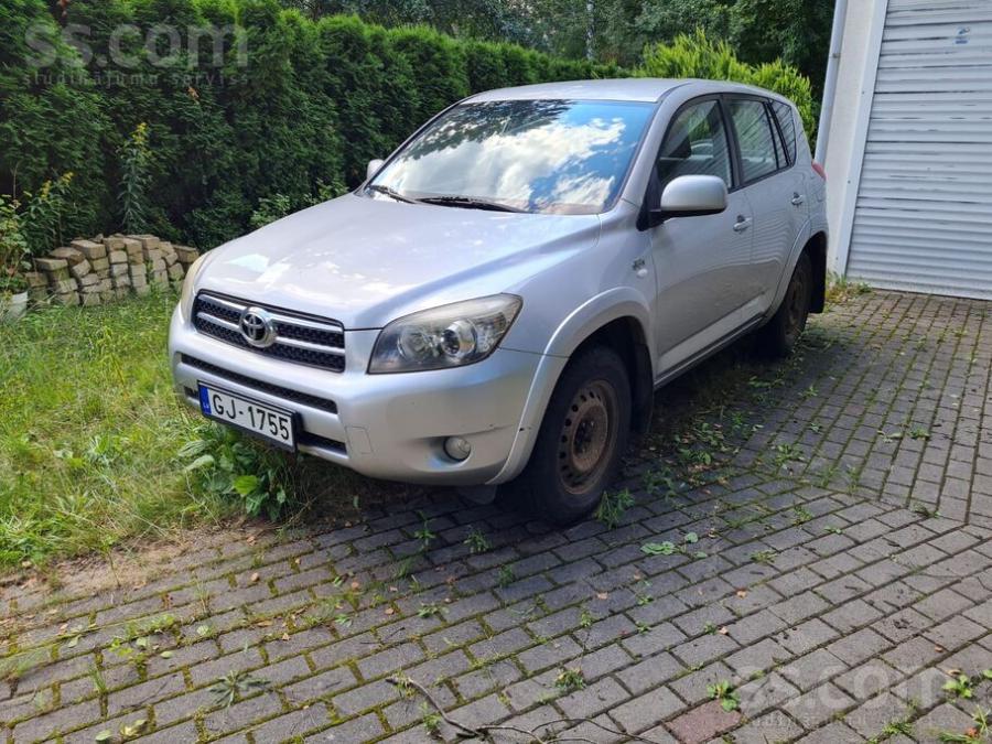 Pelēks Toyota RAV4 2007 Rīga, ar dzinēja tilpumu 2.20 L un nobraukumu 265 tūkst. km par 1500 €, foto 1 vietnē AUTOMOTO.COM.LV