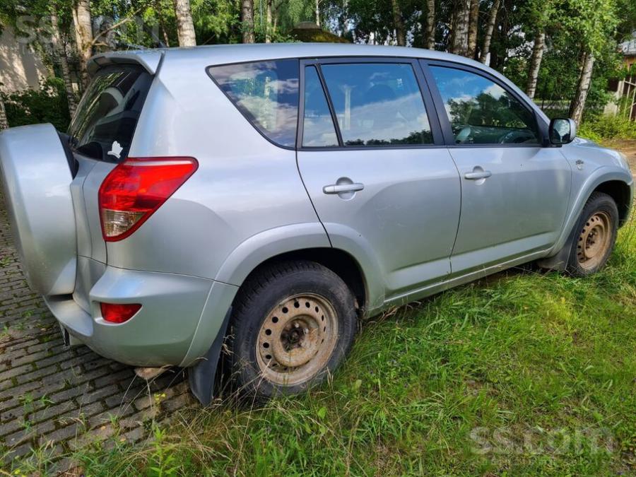 Pelēks Toyota RAV4 2007 Rīga, ar dzinēja tilpumu 2.20 L un nobraukumu 265 tūkst. km par 1500 €, foto 5 vietnē AUTOMOTO.COM.LV