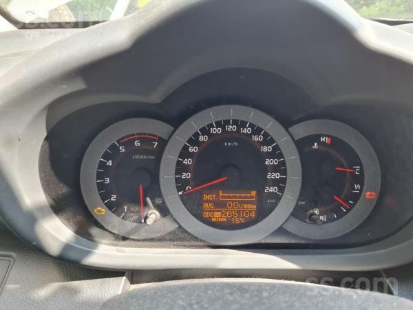 Pelēks Toyota RAV4 2007 Rīga, ar dzinēja tilpumu 2.20 L un nobraukumu 265 tūkst. km par 1500 €, foto 5 vietnē AUTOMOTO.COM.LV