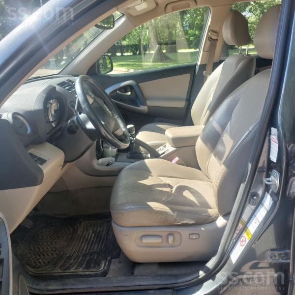 Pelēks Toyota RAV4 2007 Bauska, ar dzinēja tilpumu 2.20 L un nobraukumu 370 tūkst. km par 2650 €, foto 5 vietnē AUTOMOTO.COM.LV