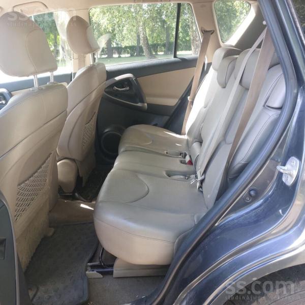 Pelēks Toyota RAV4 2007 Bauska, ar dzinēja tilpumu 2.20 L un nobraukumu 370 tūkst. km par 2650 €, foto 6 vietnē AUTOMOTO.COM.LV