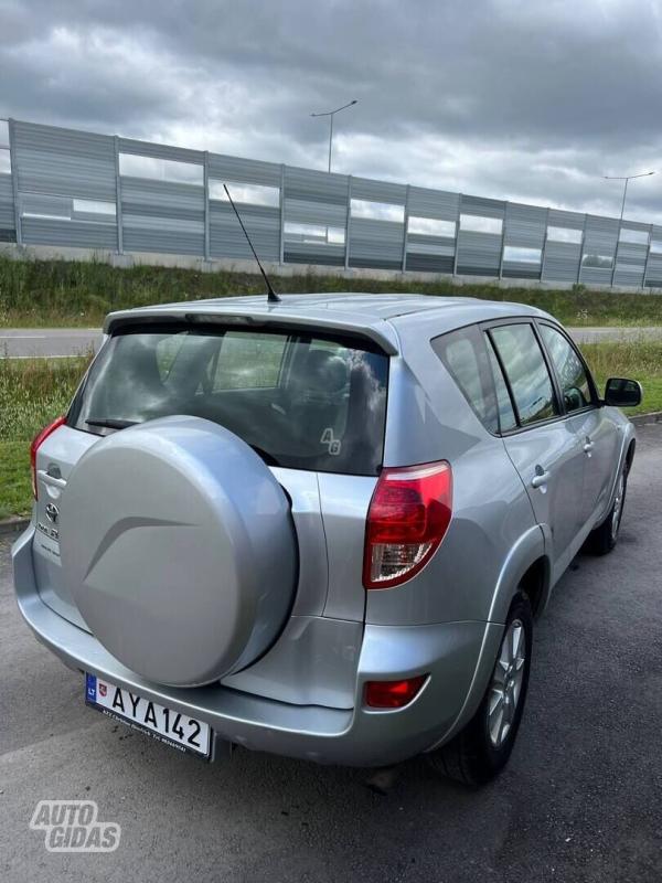 Pelēks Toyota RAV4 2007 Marijampole, ar dzinēja tilpumu 2.20 L un nobraukumu 230 tūkst. km par 3500 €, foto 3 vietnē AUTOMOTO.COM.LV