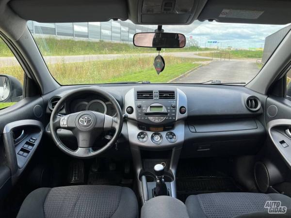 Pelēks Toyota RAV4 2007 Marijampole, ar dzinēja tilpumu 2.20 L un nobraukumu 230 tūkst. km par 3500 €, foto 5 vietnē AUTOMOTO.COM.LV