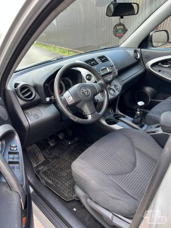 Pelēks Toyota RAV4 2007 Marijampole, ar dzinēja tilpumu 2.20 L un nobraukumu 230 tūkst. km par 3500 €, foto 6 vietnē AUTOMOTO.COM.LV