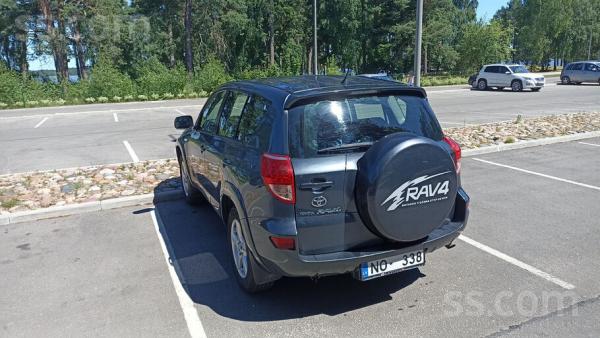 Pelēks Toyota RAV4 2007 Daugavpils, ar dzinēja tilpumu 2.20 L un nobraukumu 235 tūkst. km par 3900 €, foto 3 vietnē AUTOMOTO.COM.LV
