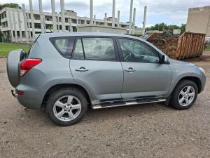 Pelēks Toyota RAV4 2007 Mažeikiai, ar dzinēja tilpumu 2.23 L un nobraukumu 262 tūkst. km par 3100 €, foto  vietnē AUTOMOTO.COM.LV