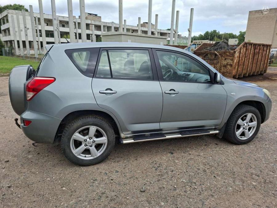 Pelēks Toyota RAV4 2007 Mažeikiai, ar dzinēja tilpumu 2.23 L un nobraukumu 262 tūkst. km par 3100 €, foto 1 vietnē AUTOMOTO.COM.LV