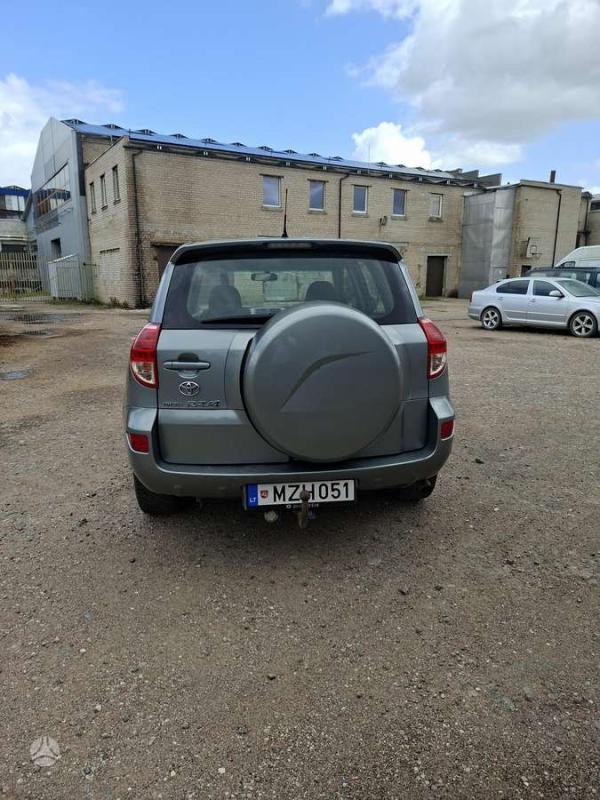 Pelēks Toyota RAV4 2007 Mažeikiai, ar dzinēja tilpumu 2.23 L un nobraukumu 262 tūkst. km par 3100 €, foto 4 vietnē AUTOMOTO.COM.LV