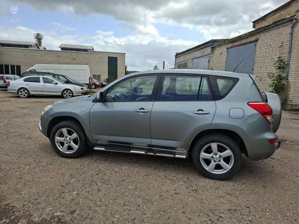 Pelēks Toyota RAV4 2007 Mažeikiai, ar dzinēja tilpumu 2.23 L un nobraukumu 262 tūkst. km par 3100 €, foto 5 vietnē AUTOMOTO.COM.LV