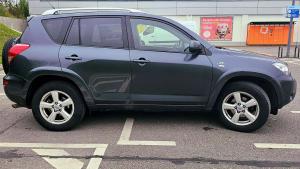 Pelēks Toyota RAV4 2007 Viļņa, ar dzinēja tilpumu 2.23 L un nobraukumu 256 tūkst. km par 4599 €, foto 4 vietnē AUTOMOTO.COM.LV