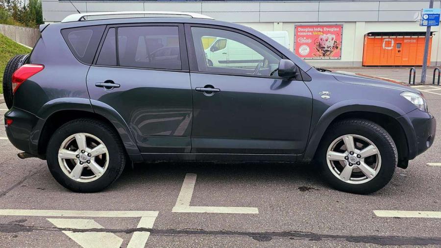Pelēks Toyota RAV4 2007 Viļņa, ar dzinēja tilpumu 2.23 L un nobraukumu 256 tūkst. km par 4599 €, foto 4 vietnē AUTOMOTO.COM.LV