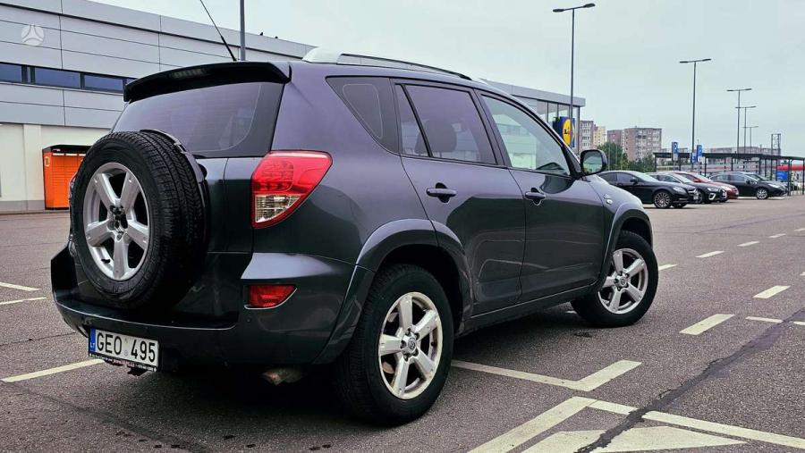 Pelēks Toyota RAV4 2007 Viļņa, ar dzinēja tilpumu 2.23 L un nobraukumu 256 tūkst. km par 4599 €, foto 5 vietnē AUTOMOTO.COM.LV