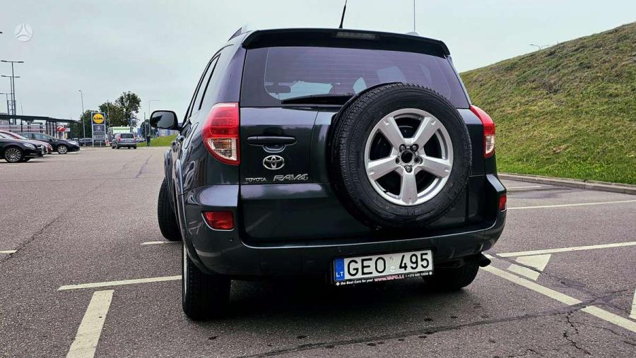 Pelēks Toyota RAV4 2007 Viļņa, ar dzinēja tilpumu 2.23 L un nobraukumu 256 tūkst. km par 4599 €, foto 6 vietnē AUTOMOTO.COM.LV