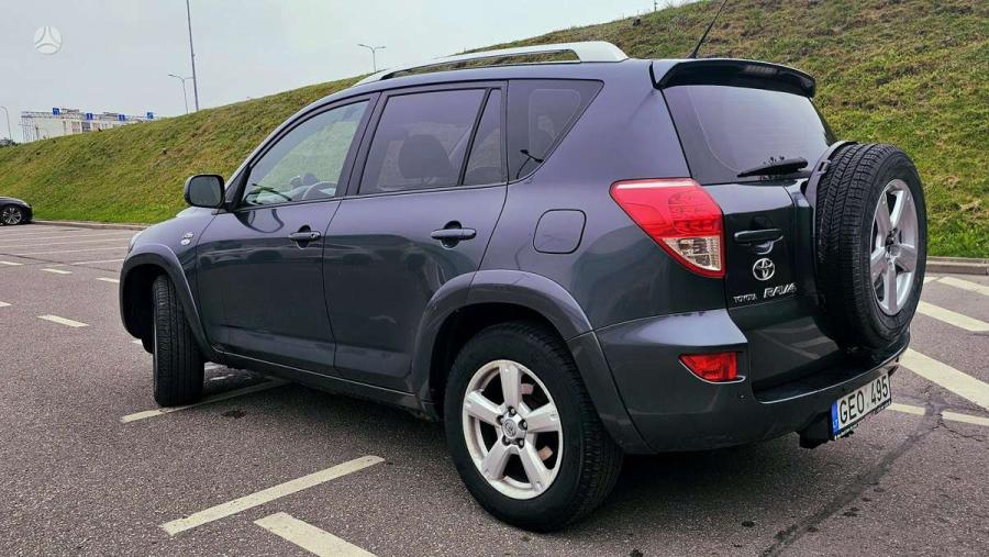 Pelēks Toyota RAV4 2007 Viļņa, ar dzinēja tilpumu 2.23 L un nobraukumu 256 tūkst. km par 4599 €, foto 7 vietnē AUTOMOTO.COM.LV
