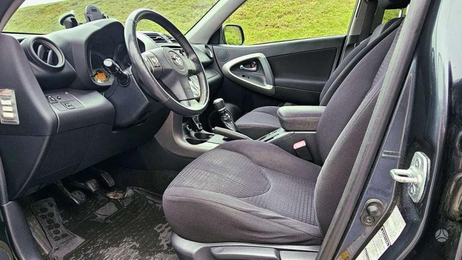 Pelēks Toyota RAV4 2007 Viļņa, ar dzinēja tilpumu 2.23 L un nobraukumu 256 tūkst. km par 4599 €, foto 15 vietnē AUTOMOTO.COM.LV