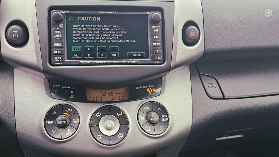 Pelēks Toyota RAV4 2007 Viļņa, ar dzinēja tilpumu 2.23 L un nobraukumu 256 tūkst. km par 4599 €, foto 18 vietnē AUTOMOTO.COM.LV