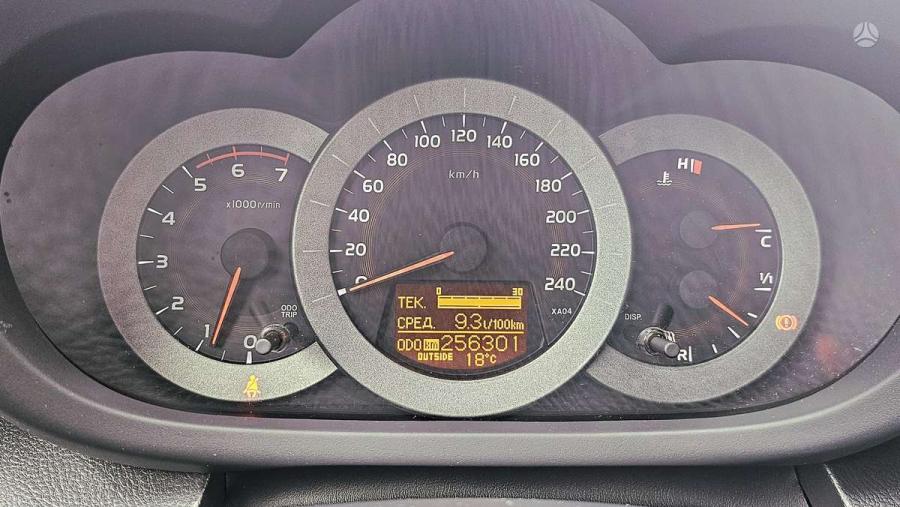 Pelēks Toyota RAV4 2007 Viļņa, ar dzinēja tilpumu 2.23 L un nobraukumu 256 tūkst. km par 4599 €, foto 19 vietnē AUTOMOTO.COM.LV