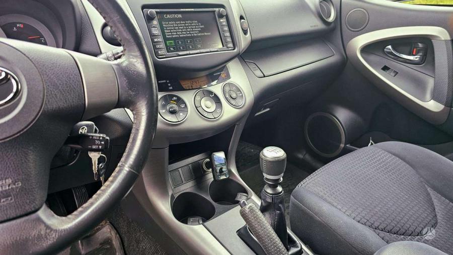 Pelēks Toyota RAV4 2007 Viļņa, ar dzinēja tilpumu 2.23 L un nobraukumu 256 tūkst. km par 4599 €, foto 20 vietnē AUTOMOTO.COM.LV