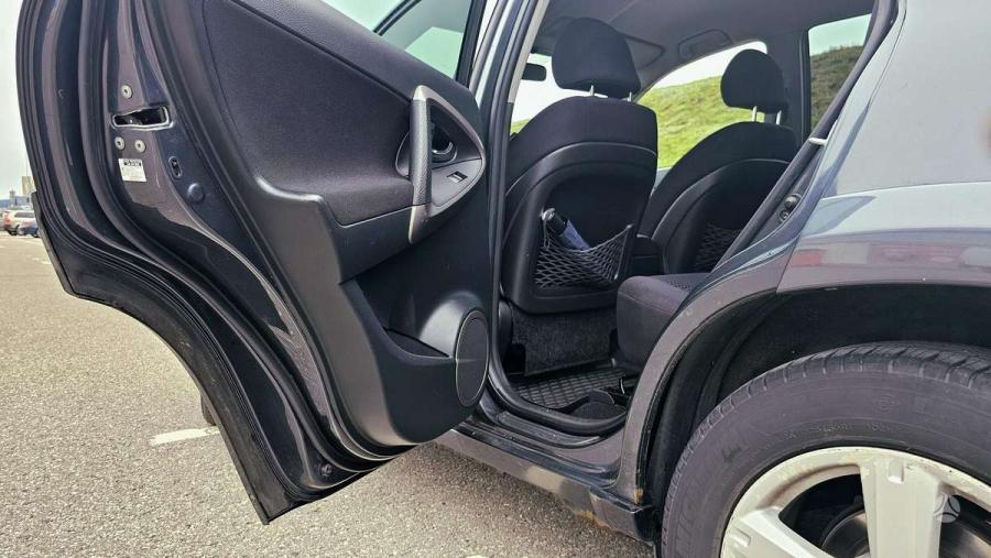 Pelēks Toyota RAV4 2007 Viļņa, ar dzinēja tilpumu 2.23 L un nobraukumu 256 tūkst. km par 4599 €, foto 23 vietnē AUTOMOTO.COM.LV