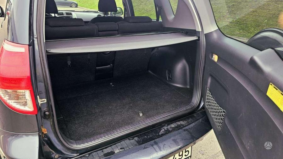 Pelēks Toyota RAV4 2007 Viļņa, ar dzinēja tilpumu 2.23 L un nobraukumu 256 tūkst. km par 4599 €, foto 28 vietnē AUTOMOTO.COM.LV