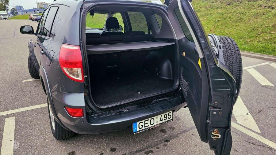 Pelēks Toyota RAV4 2007 Viļņa, ar dzinēja tilpumu 2.23 L un nobraukumu 256 tūkst. km par 4599 €, foto 29 vietnē AUTOMOTO.COM.LV