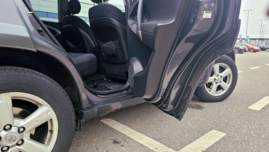 Pelēks Toyota RAV4 2007 Viļņa, ar dzinēja tilpumu 2.23 L un nobraukumu 256 tūkst. km par 4599 €, foto 30 vietnē AUTOMOTO.COM.LV