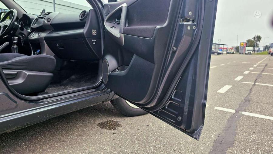 Pelēks Toyota RAV4 2007 Viļņa, ar dzinēja tilpumu 2.23 L un nobraukumu 256 tūkst. km par 4599 €, foto 32 vietnē AUTOMOTO.COM.LV