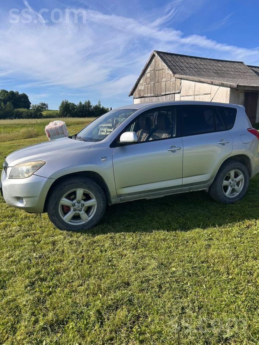 Grey Toyota RAV4 2007 in Liepaja, with an engine capacity of 2.20 L and mileage of 287 thousand km for 3000 €, photo 3 on AUTOMOTO.COM.LV