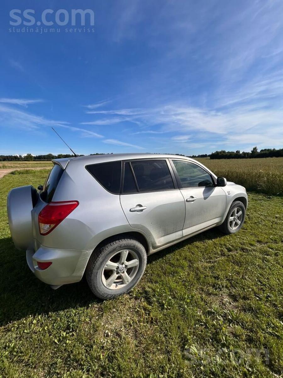 Grey Toyota RAV4 2007 in Liepaja, with an engine capacity of 2.20 L and mileage of 287 thousand km for 3000 €, photo 5 on AUTOMOTO.COM.LV