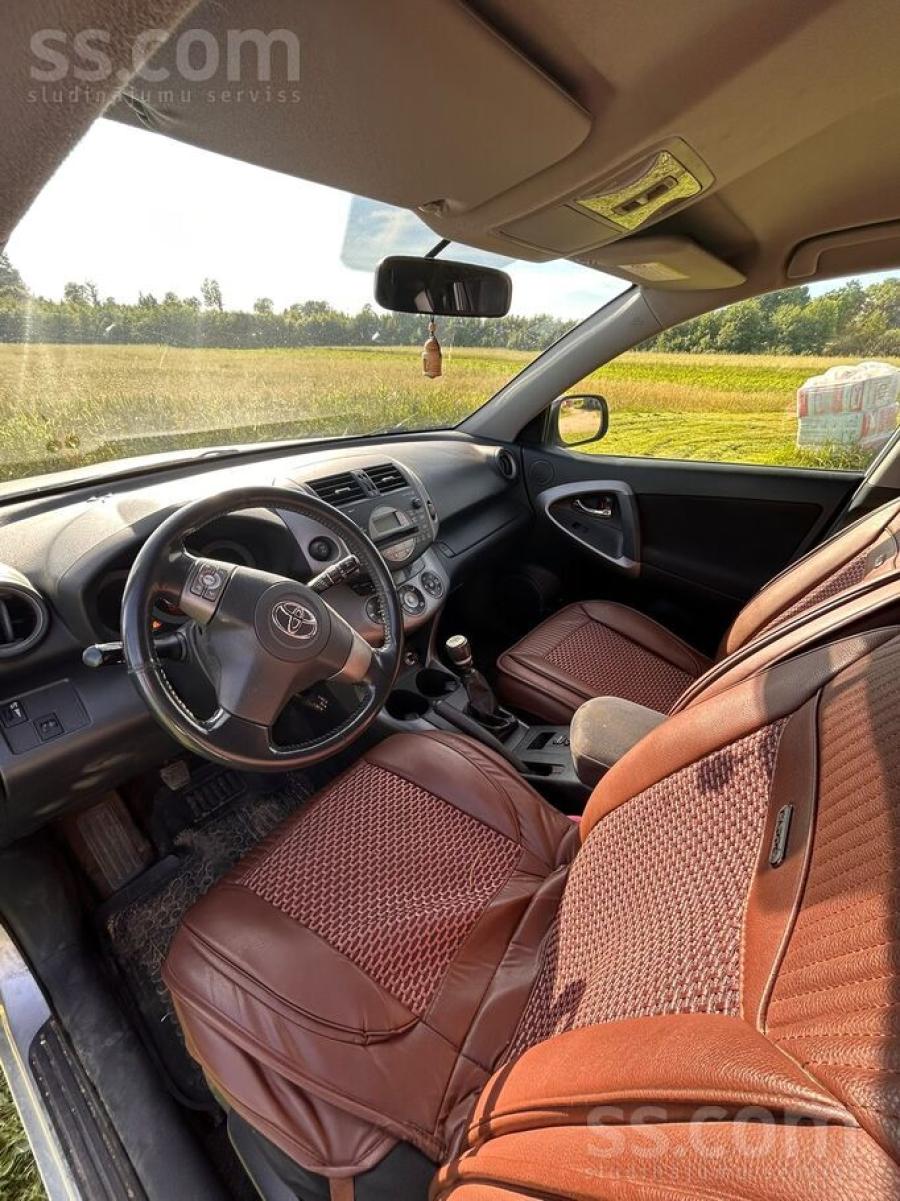 Grey Toyota RAV4 2007 in Liepaja, with an engine capacity of 2.20 L and mileage of 287 thousand km for 3000 €, photo 10 on AUTOMOTO.COM.LV