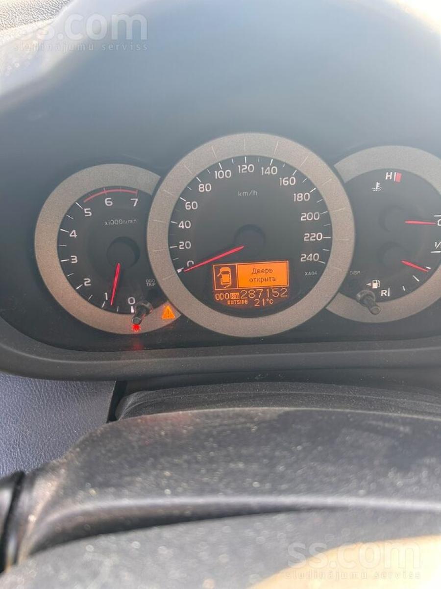 Grey Toyota RAV4 2007 in Liepaja, with an engine capacity of 2.20 L and mileage of 287 thousand km for 3000 €, photo 13 on AUTOMOTO.COM.LV