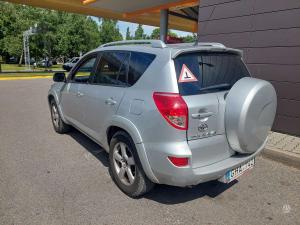 Pelēks Toyota RAV4 2007 Klaipėda, ar dzinēja tilpumu 2.20 L un nobraukumu 245 tūkst. km par 3400 €, foto 3 vietnē AUTOMOTO.COM.LV