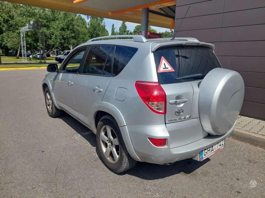 Pelēks Toyota RAV4 2007 Klaipėda, ar dzinēja tilpumu 2.20 L un nobraukumu 245 tūkst. km par 3400 €, foto 3 vietnē AUTOMOTO.COM.LV