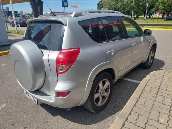 Pelēks Toyota RAV4 2007 Klaipėda, ar dzinēja tilpumu 2.20 L un nobraukumu 245 tūkst. km par 3400 €, foto 3 vietnē AUTOMOTO.COM.LV