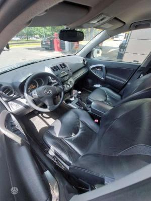 Pelēks Toyota RAV4 2007 Klaipėda, ar dzinēja tilpumu 2.20 L un nobraukumu 245 tūkst. km par 3400 €, foto 6 vietnē AUTOMOTO.COM.LV