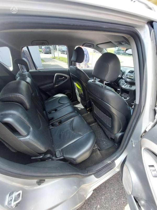Pelēks Toyota RAV4 2007 Klaipėda, ar dzinēja tilpumu 2.20 L un nobraukumu 245 tūkst. km par 3400 €, foto 6 vietnē AUTOMOTO.COM.LV
