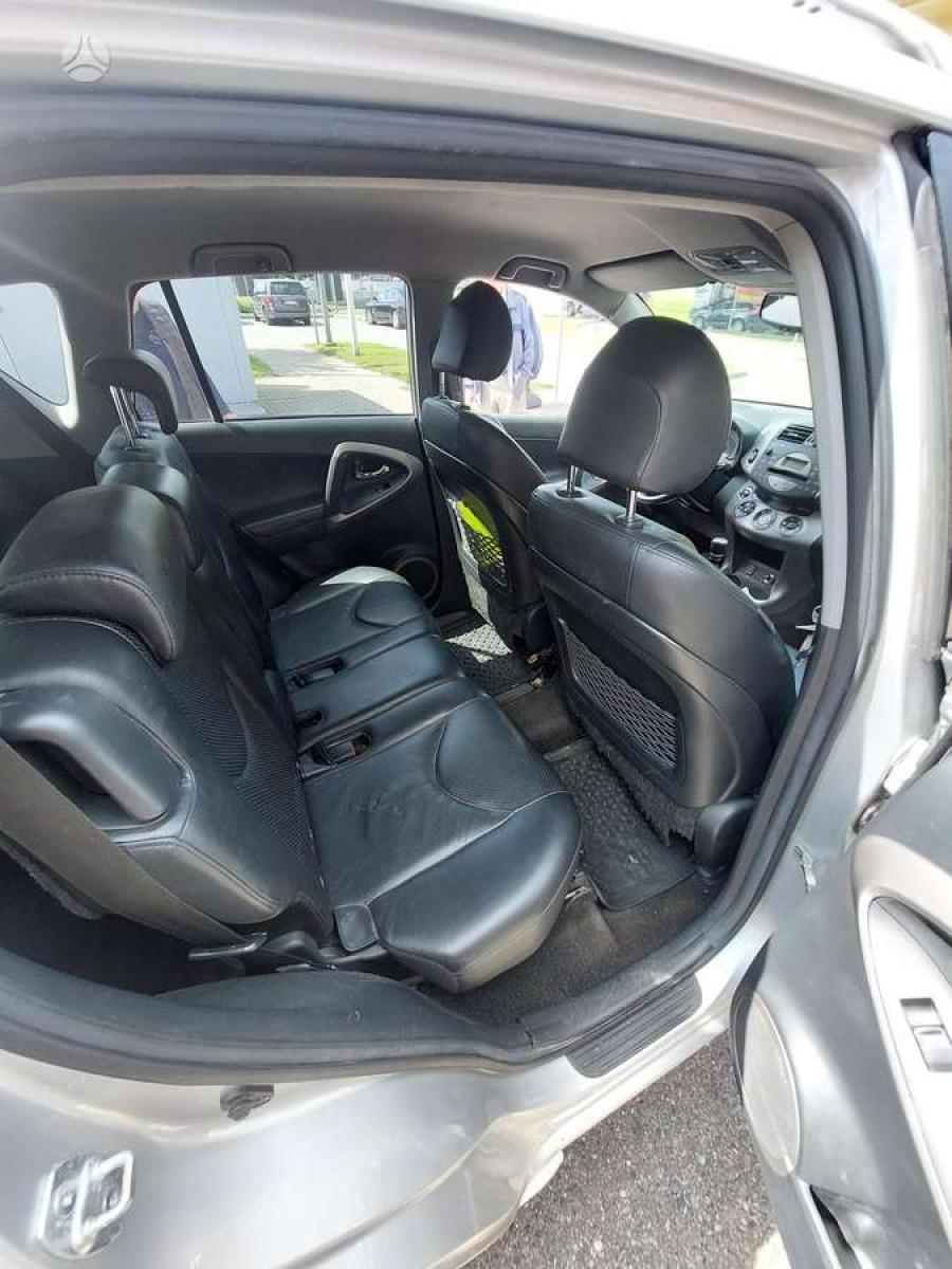 Pelēks Toyota RAV4 2007 Klaipėda, ar dzinēja tilpumu 2.20 L un nobraukumu 245 tūkst. km par 3400 €, foto 7 vietnē AUTOMOTO.COM.LV