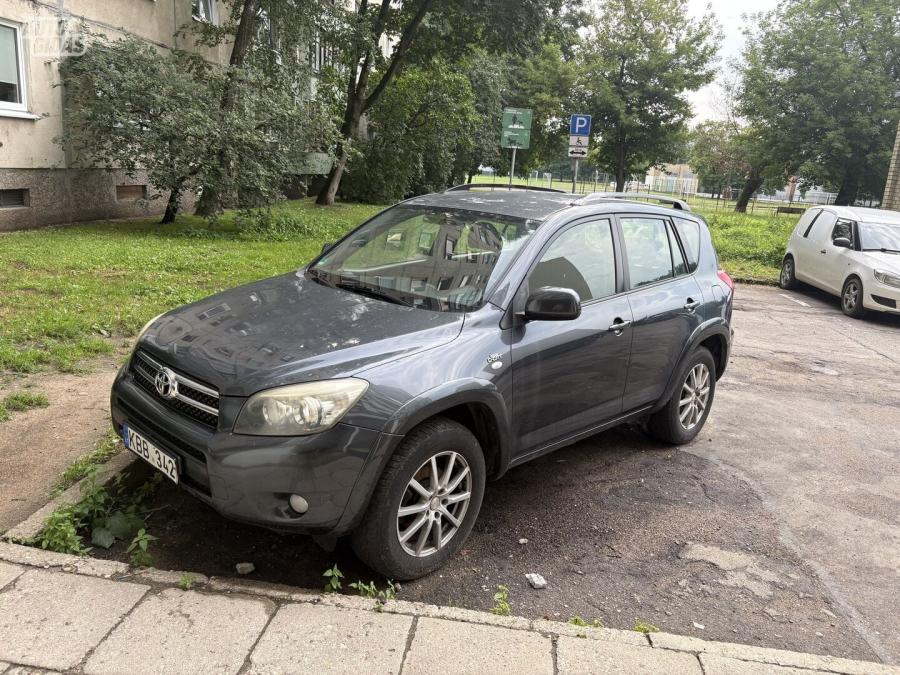 Grey Toyota RAV4 2007 in Vilnius, with an engine capacity of 2.20 L and mileage of 210 thousand km for 2350 €, photo 1 on AUTOMOTO.COM.LV