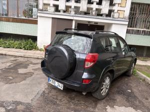 Grey Toyota RAV4 2007 in Vilnius, with an engine capacity of 2.20 L and mileage of 210 thousand km for 2350 €, photo 4 on AUTOMOTO.COM.LV