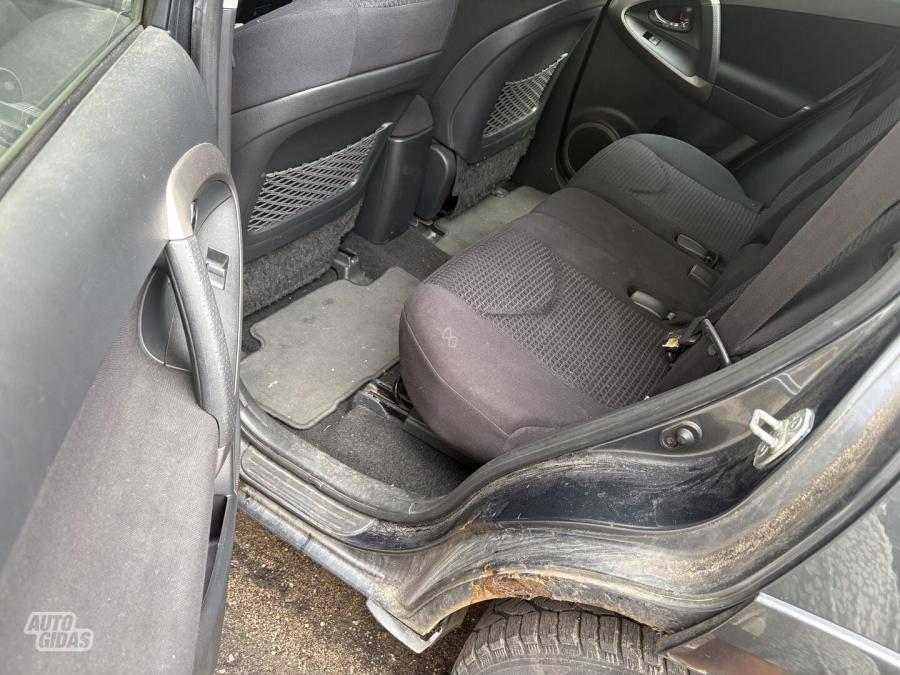 Grey Toyota RAV4 2007 in Vilnius, with an engine capacity of 2.20 L and mileage of 210 thousand km for 2350 €, photo 8 on AUTOMOTO.COM.LV
