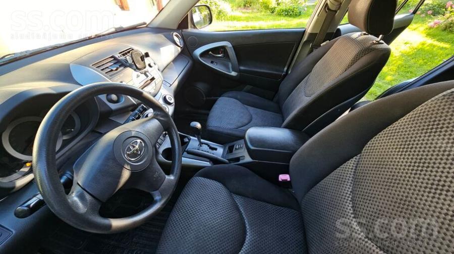 Pelēks Toyota RAV4 2007 Rīga, ar dzinēja tilpumu 2.00 L un nobraukumu 275 tūkst. km par 3300 €, foto 4 vietnē AUTOMOTO.COM.LV